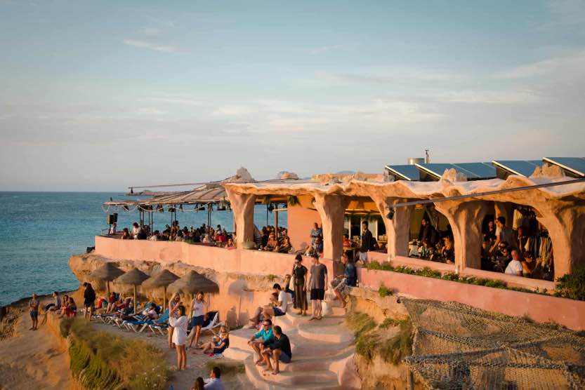 Les meilleurs beach clubs d’Ibiza : nos clubs de plage favoris - Le ...